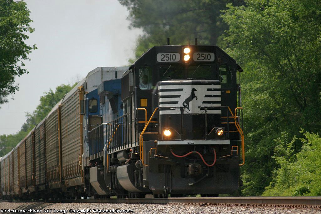 NS 2510 pulling NS train 284 north